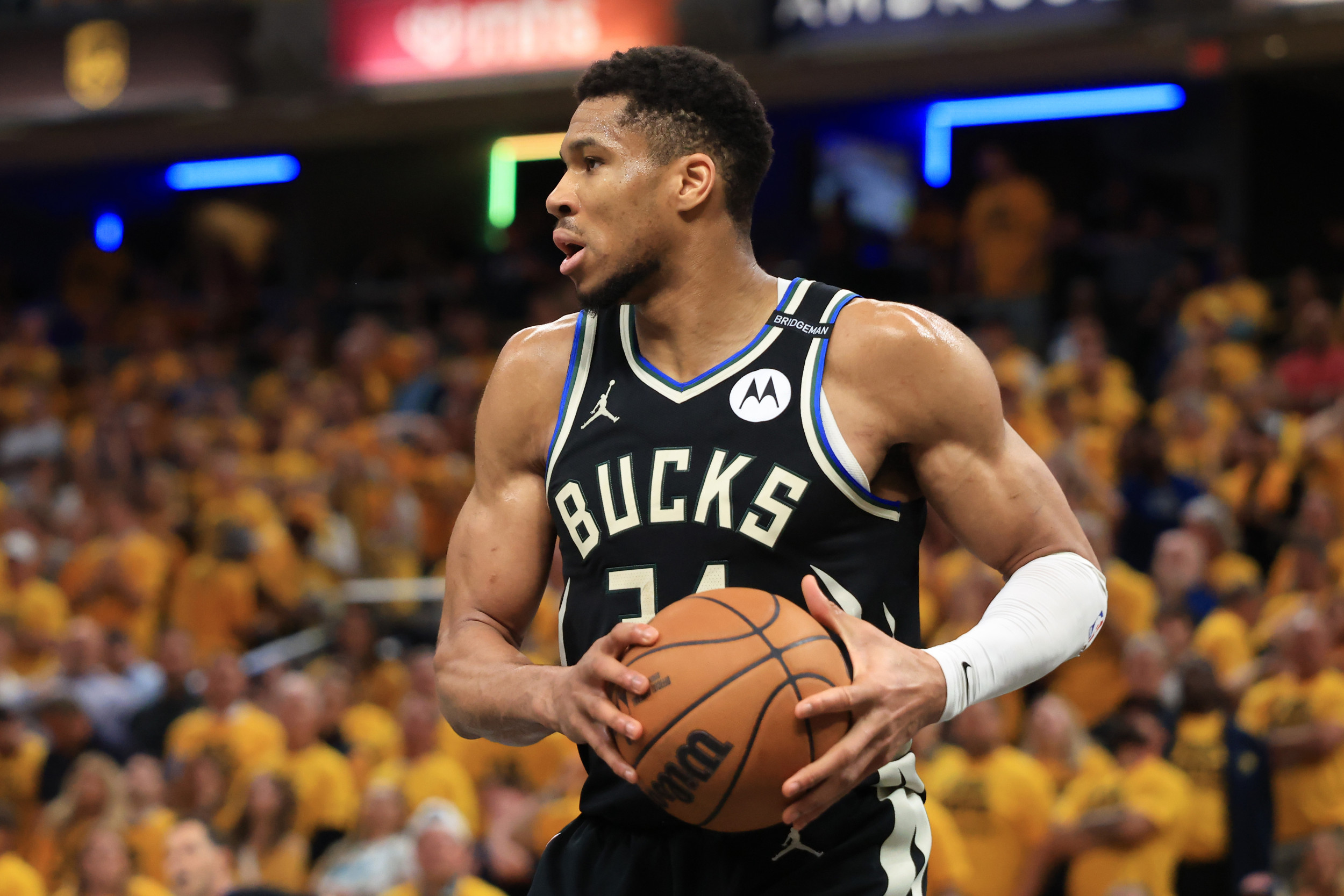 Milwaukee Bucks Receive Worrying Giannis Antetokounmpo Update - Newsweek