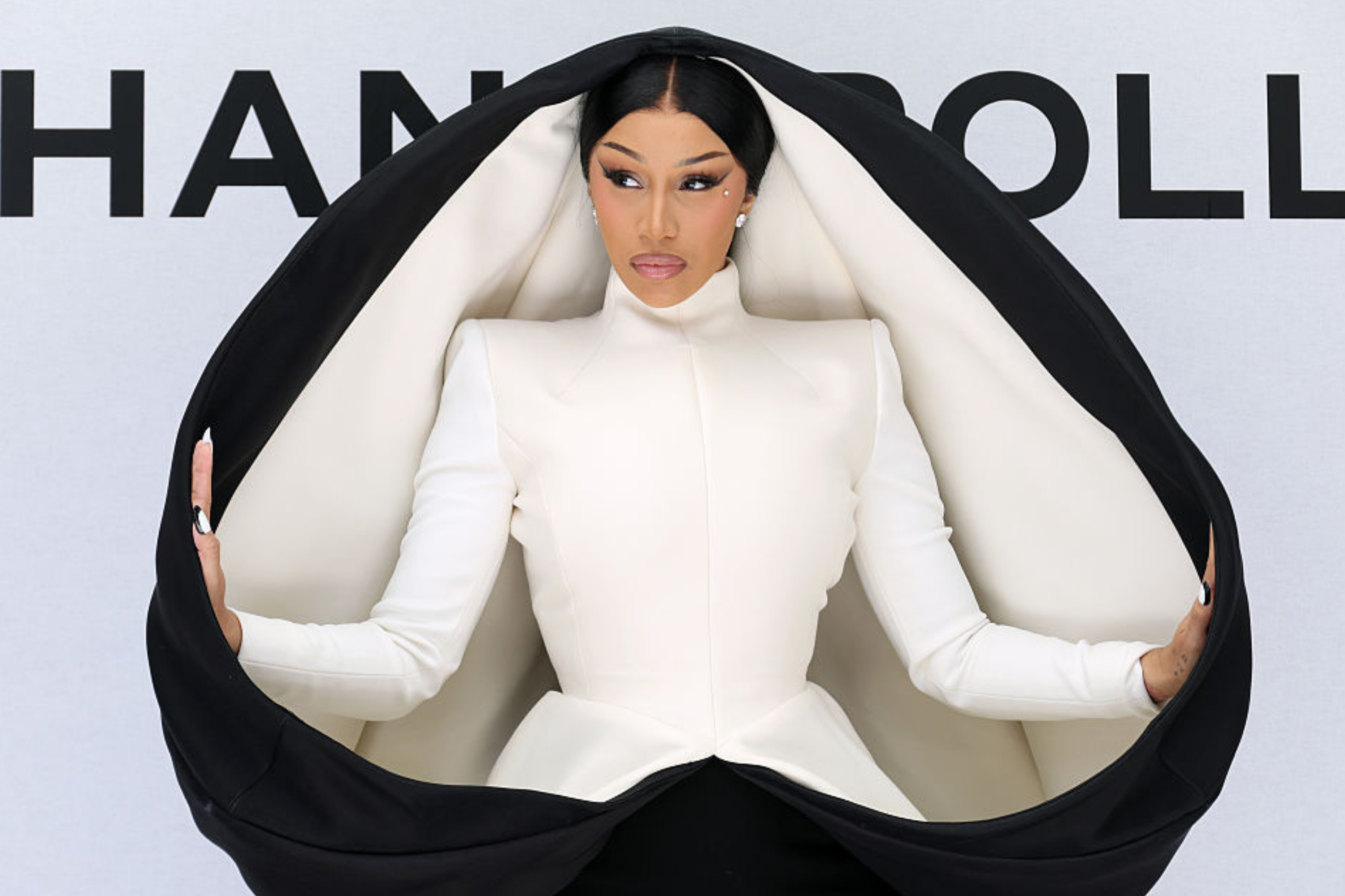 Cardi B Slams Critics Saying She Body-Shamed Fans: 'Don't Cry About It ...
