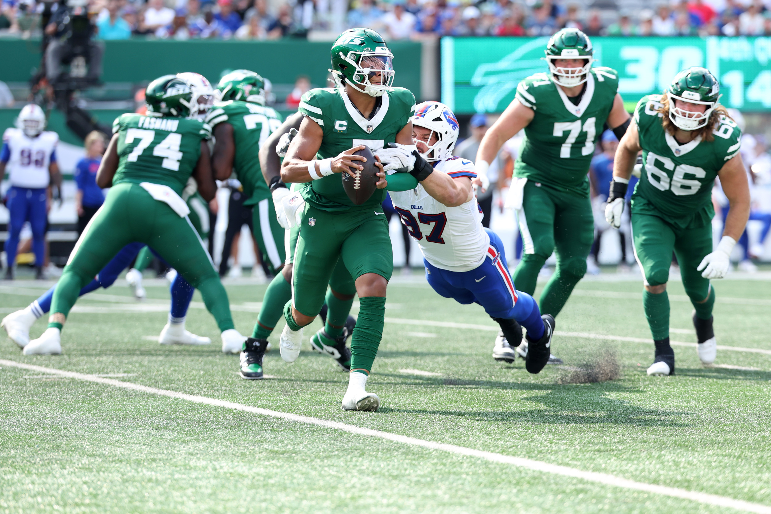 Jets Lose Justin Fields to Possible Concussion in Ugly Performance - Newsweek