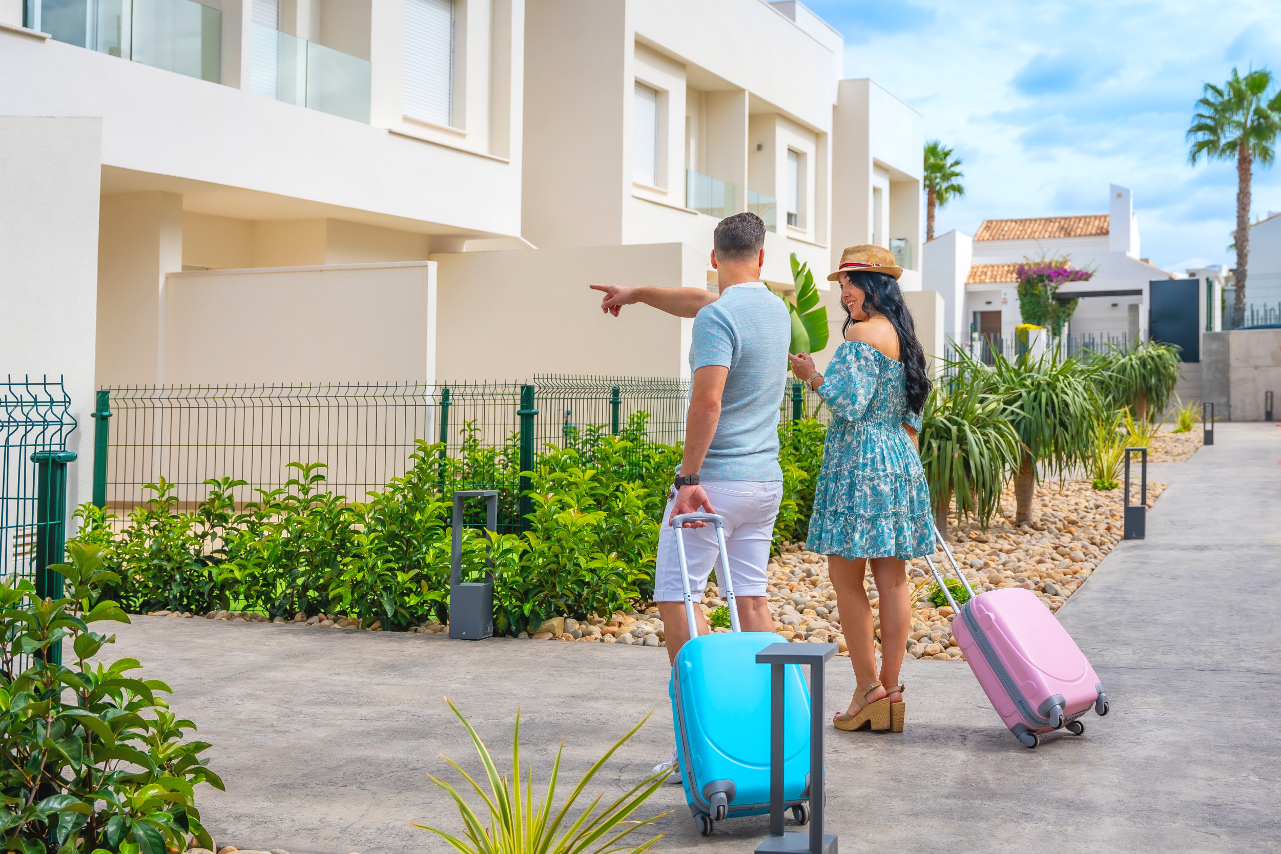 Couple Shocked at How Vacation Rental Looks on Outside Compared to ...
