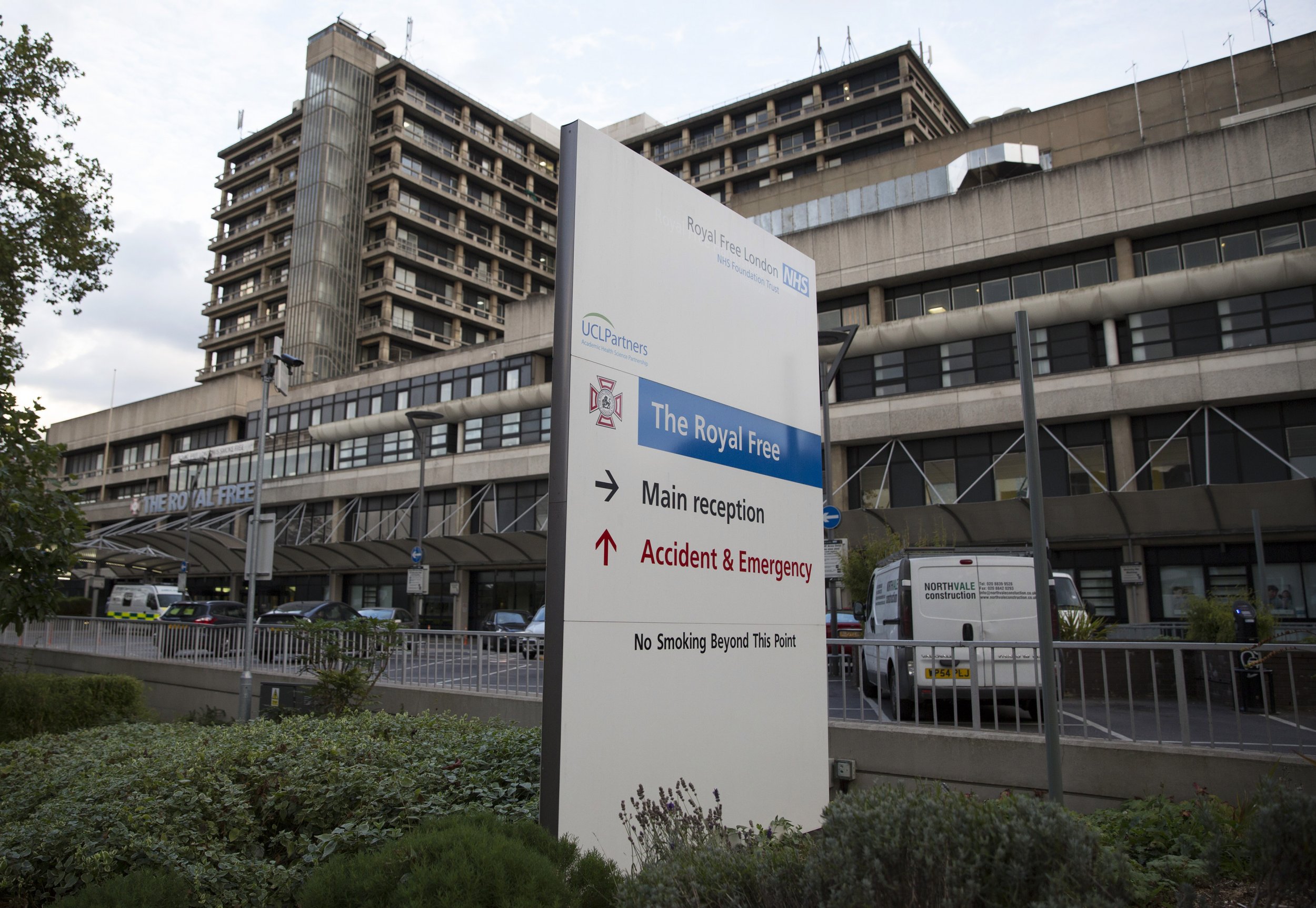 British Health Worker Tested for Ebola After Needle Injury - Newsweek