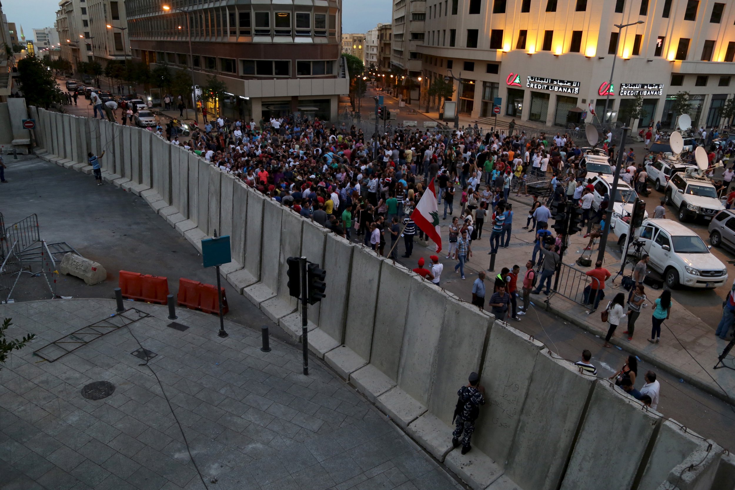 Wall Goes Up Between Beirut Protesters and Prime Minister's Office Amid ...
