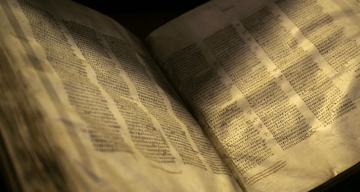 American Professor Finds New, Early Draft of King James Bible - Newsweek