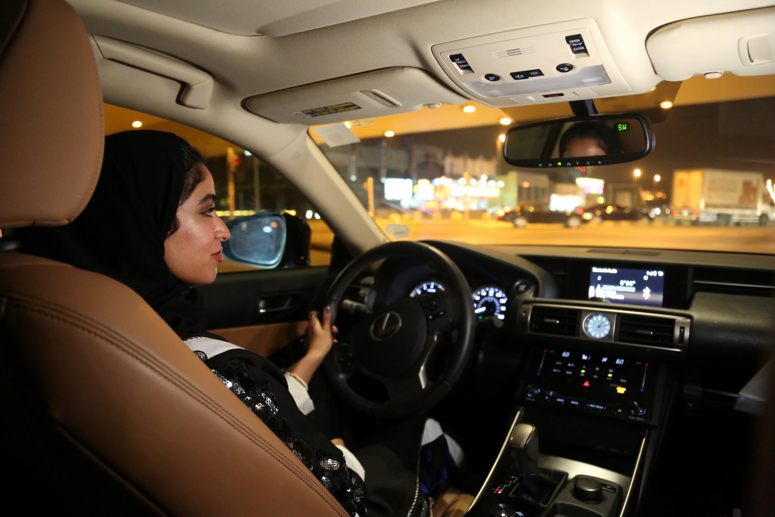 Uber, Careem Expect to Hire Tens of Thousands of Saudi Women as Drivers ...